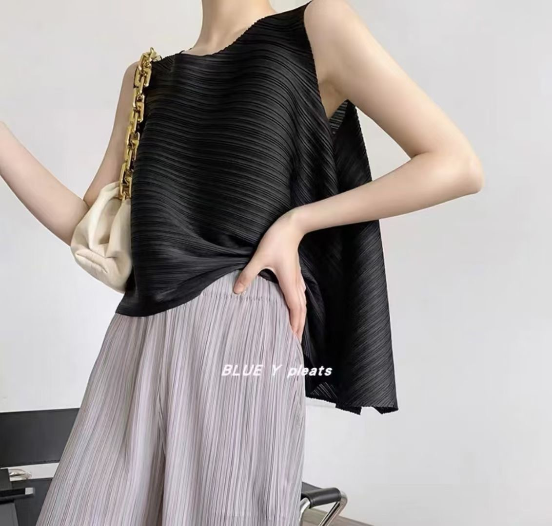 Plus Size Pleats Structural Top – Pluspreorder